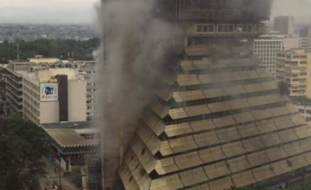 Une partie de l'immeuble Pyramide à Abidjan part en feu - allAfrica.com